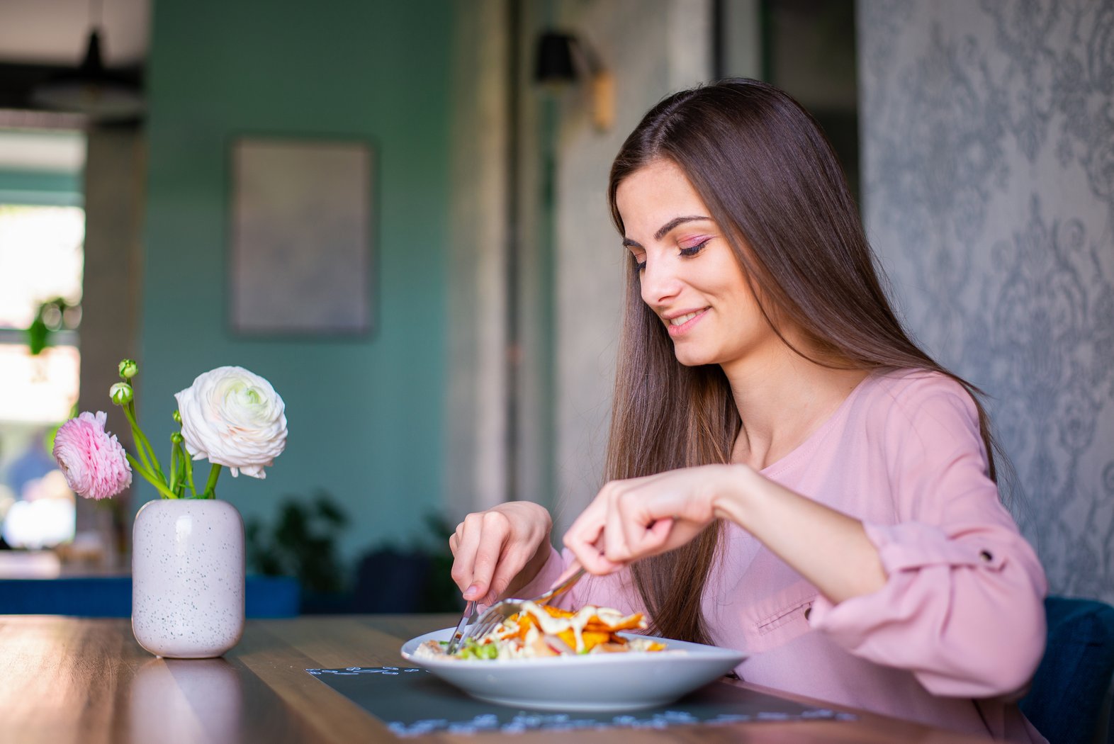 Catering to the Solo Diner: Adapting to Solo Dining Trends
